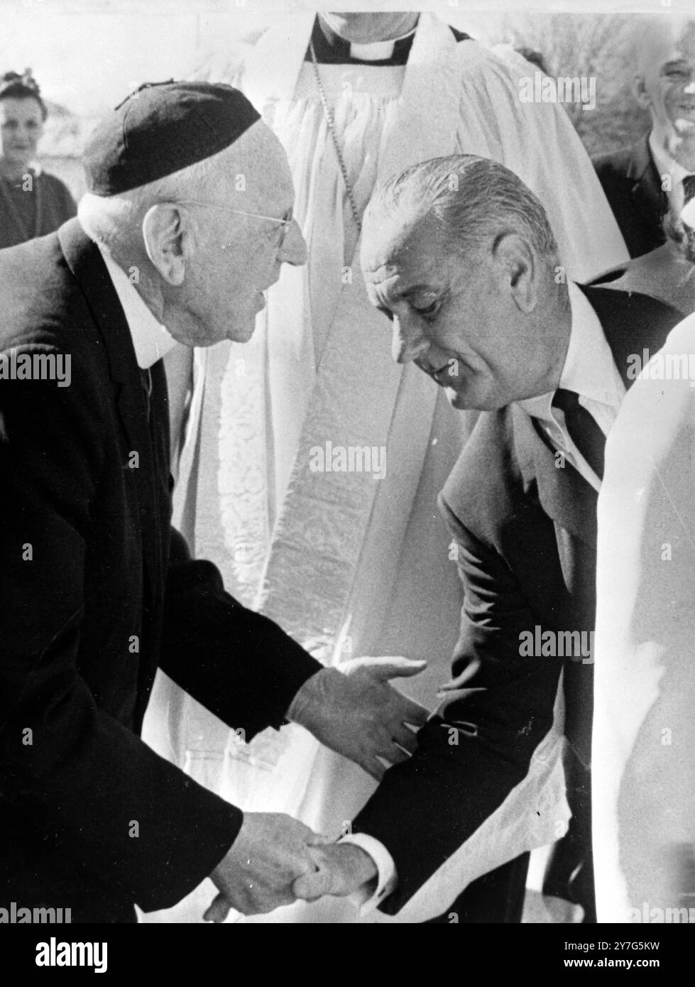 US AMERICAN PRESIDENT LYNDON B JOHNSON WITH FATHER DAVID BUCKLEY IN ...