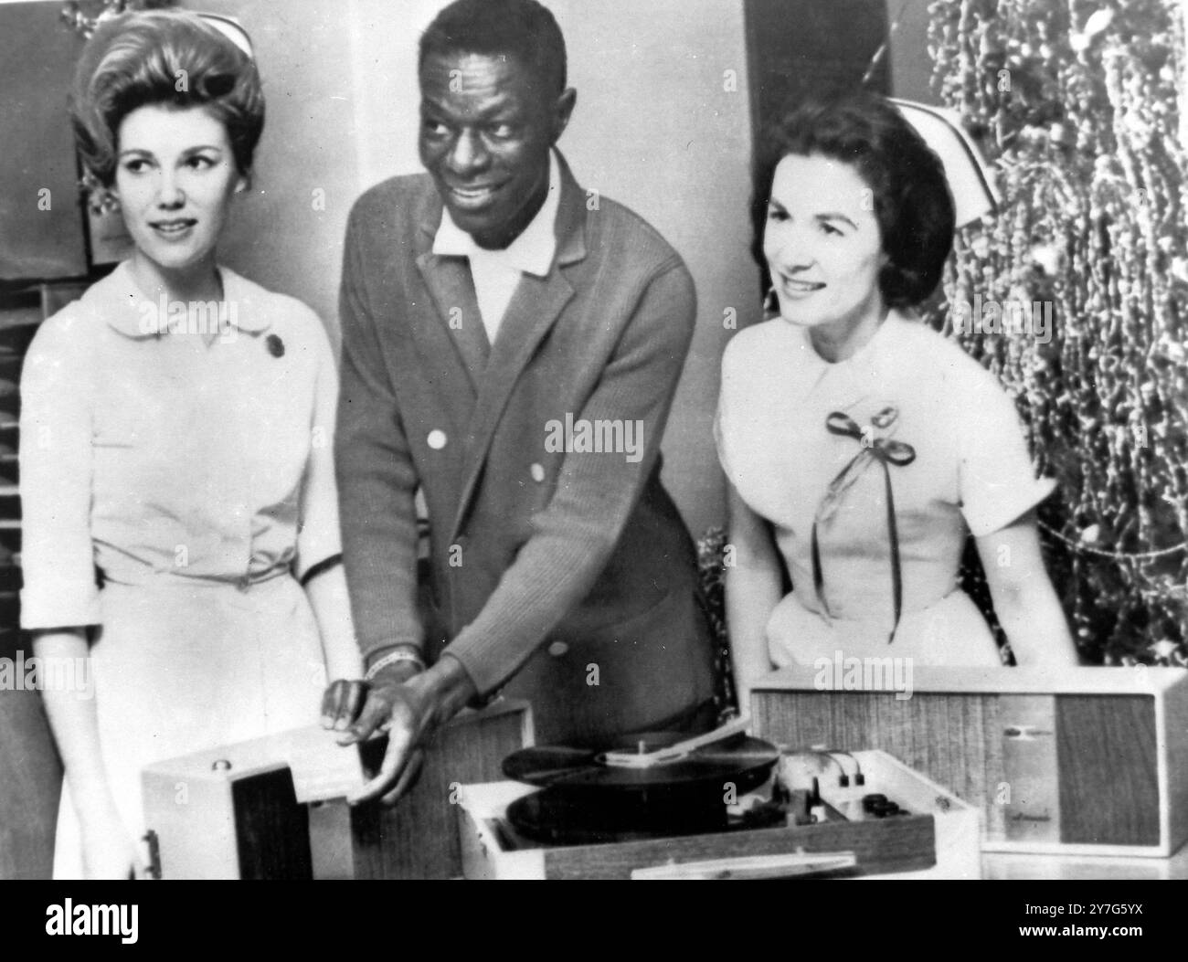 NAIDA BARNES NURSE WITH NAT KING COLE AT ST JOHNS HOSPITAL IN CALIFORNIA / ; 26 DECEMBER 1964 ...