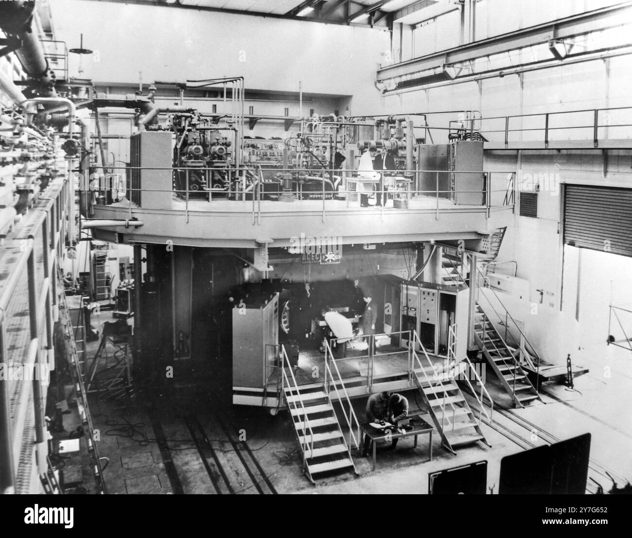 NUCLEAR POWERED LIQUID-HYDROGEN BUBBLE CHAMBER RECORD TRACKS PARTICLES ...