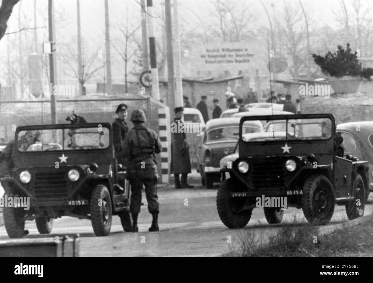 BORDER US PATROL OBSERVE PEOPLE CROSSING BORDER IN BERLIN ; 22 DECEMBER 1964 Stock Photo - Alamy