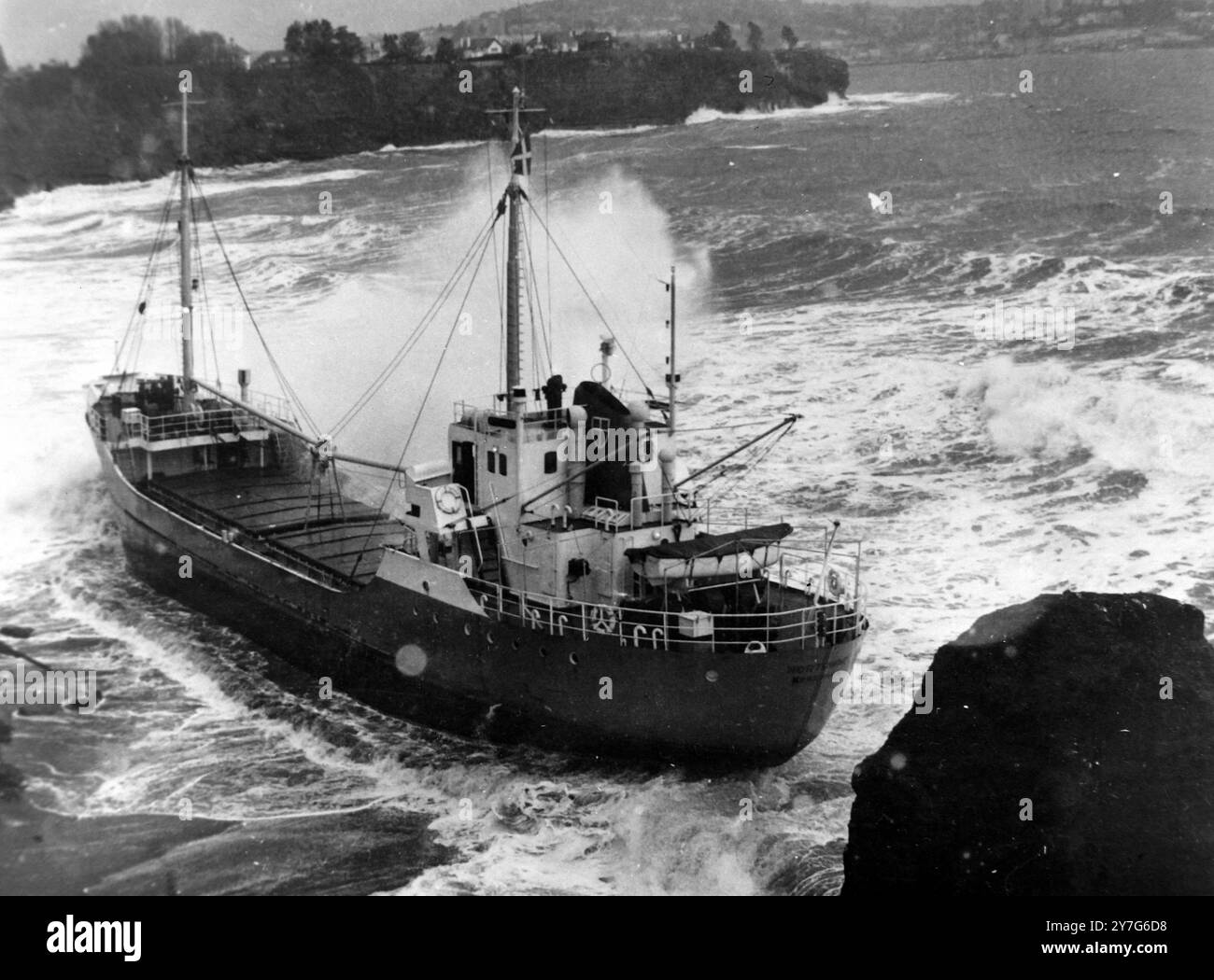 SHIP COASTER NORTHWIND ON ROCKS IN PAIGNTON ; 22 DECEMBER 1964 Stock ...