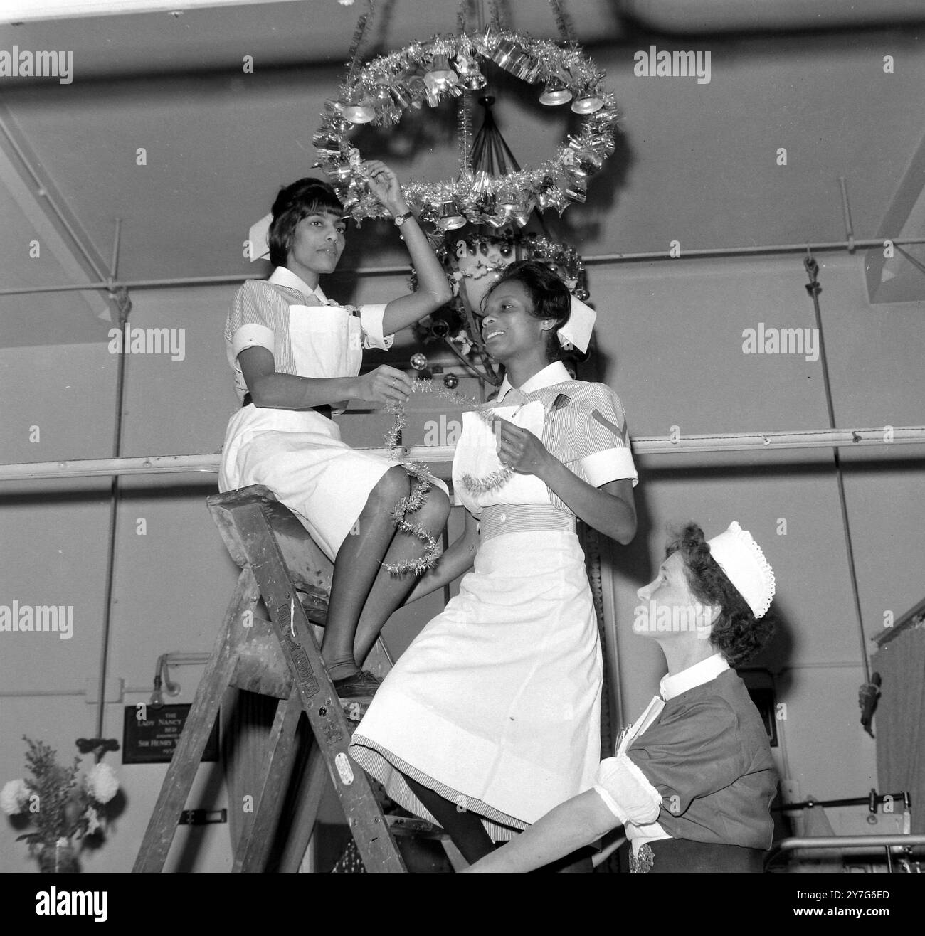 NURSES PREPARING CHRISTMAS DECORATIONS IN LONDON SHOREDITCH HOSPITAL ...