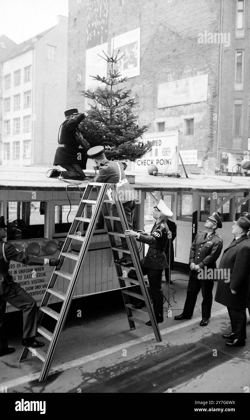 18 DECEMBER 1964 Allied soldiers at the border crossing point ...