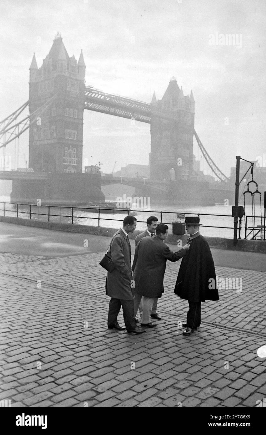 TOWER BRIDGE VIEW IN LONDON ; 18 DECEMBER 1964 Stock Photo - Alamy