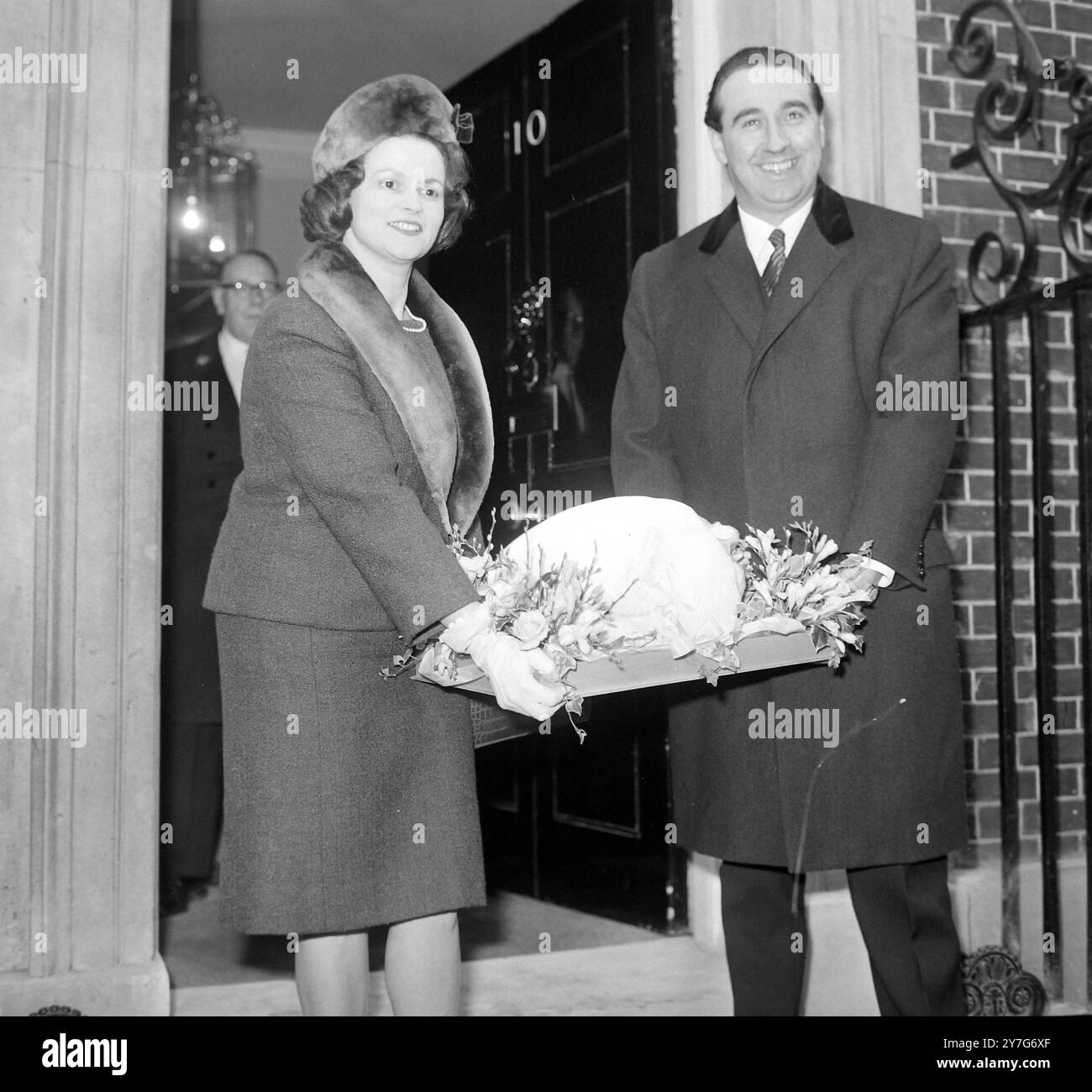 FARMERS BERNARD MATTHEWS WITH JOYCE WIFE AND TURKEY AT NO 10 DOWNING ...
