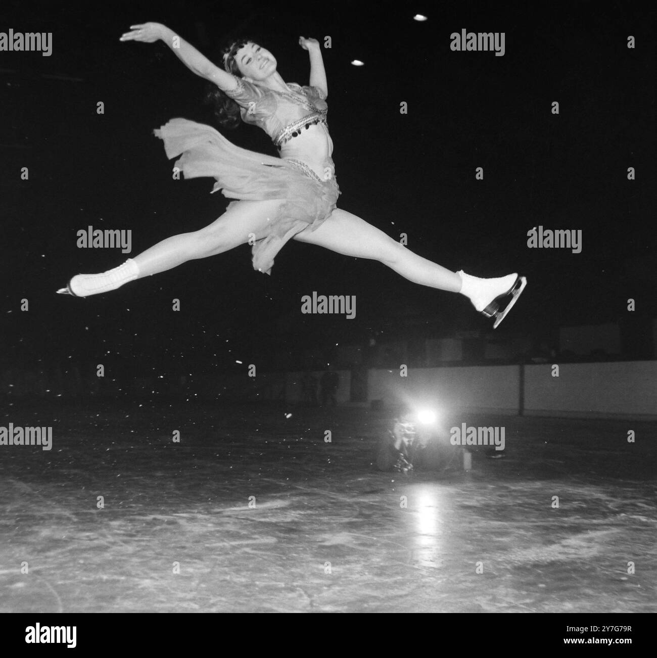 ICE SKATER JACQUELINE HARBORD IN ACTION EMPIRE POOL WEMBLEY ICE / ; 15 ...