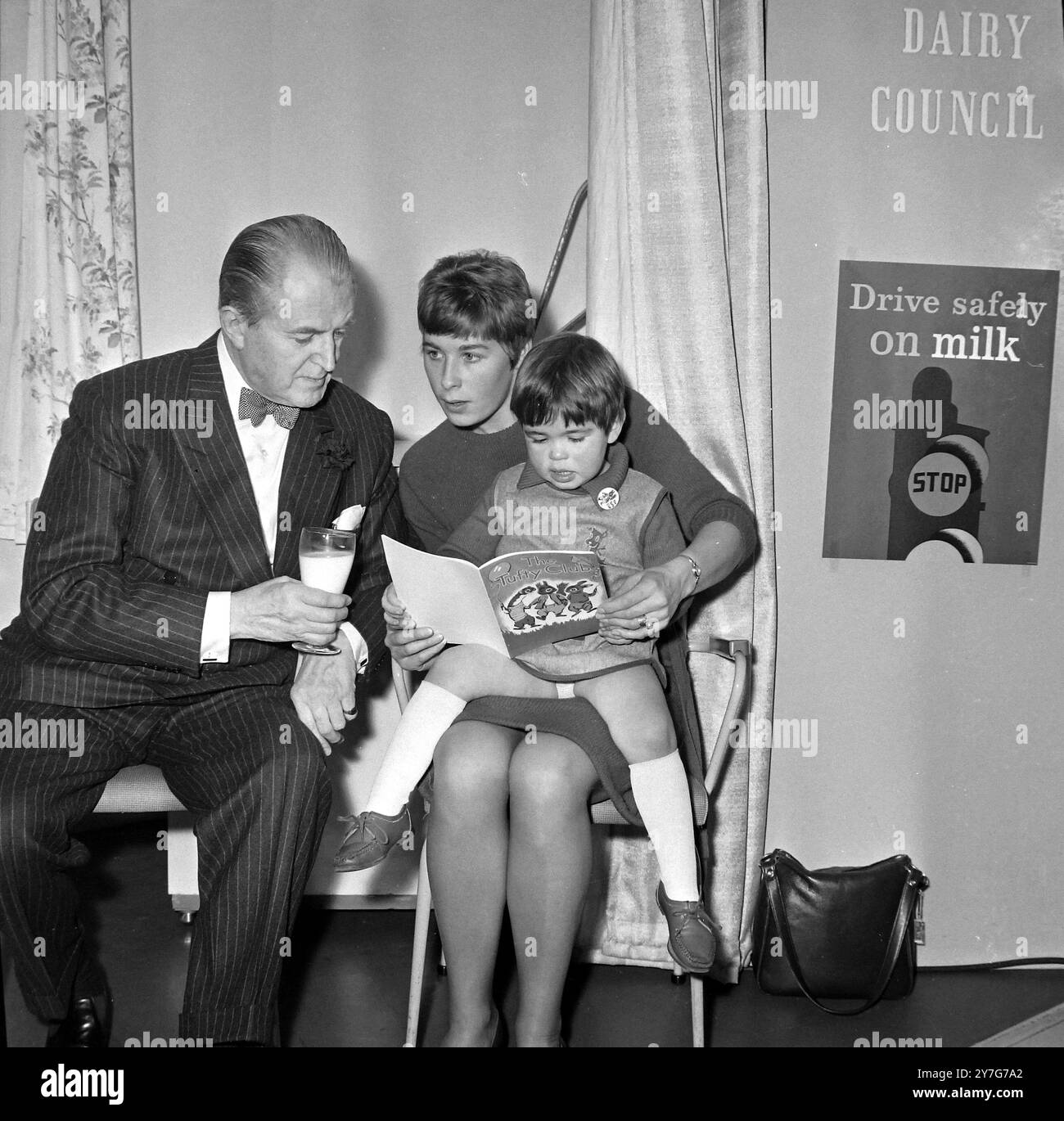 ALISON RAND WITH ATHLETE MARY RAND IN LONDON / ; 15 DECEMBER 1964 Stock ...