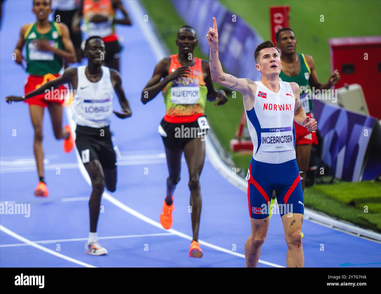 Jakob Ingebrigtsen winning in the 5000 meters at the Paris 2024 Olympic ...