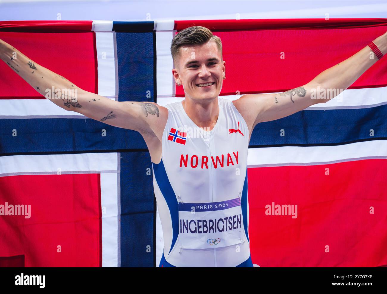 Jakob Ingebrigtsen celebrating her victory with her country's flag in ...