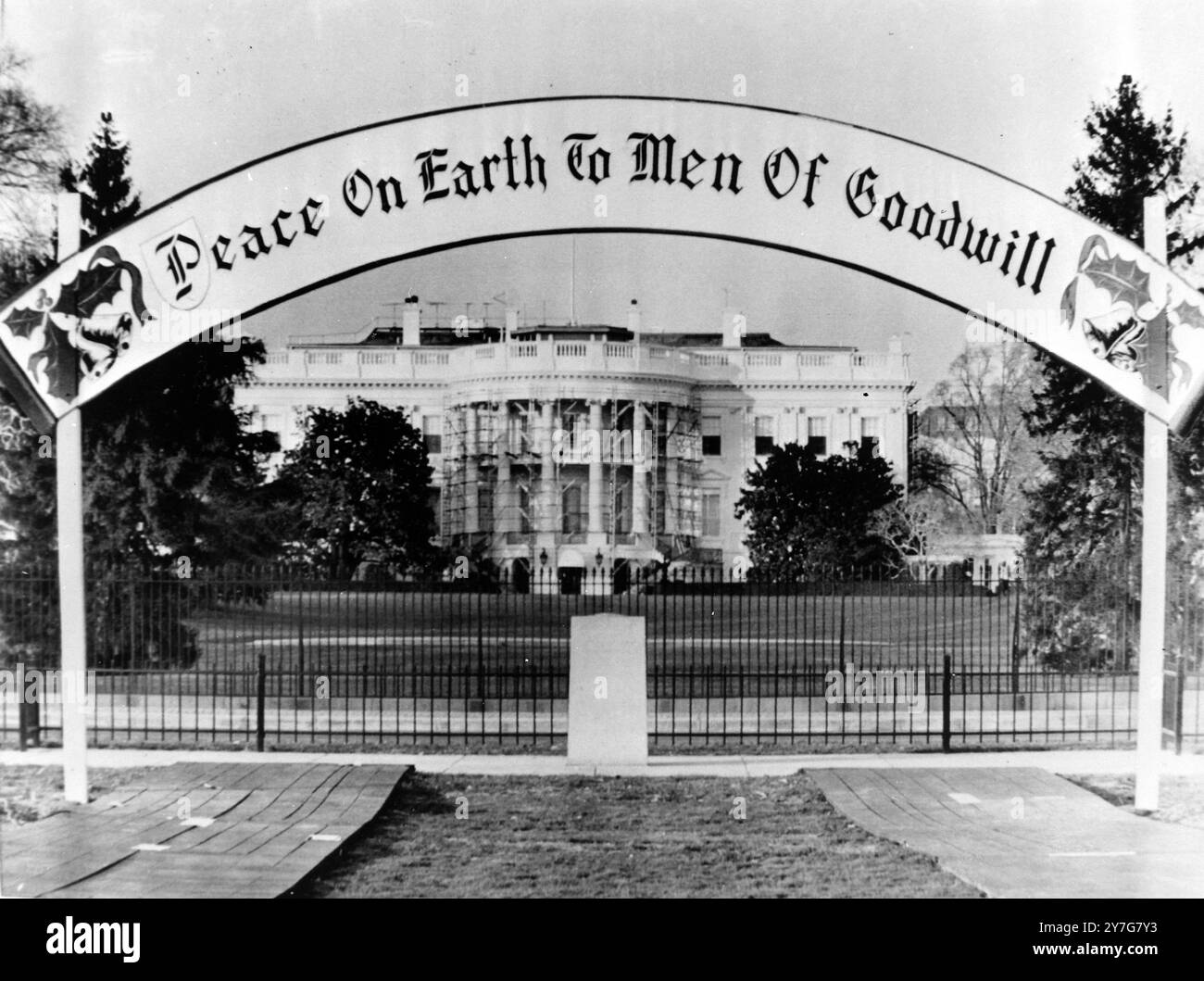 DECORATIONS WHITE HOUSE FRAMED BY ENTRANCE TO PAGEANT OF PEACE ON EARTH ...
