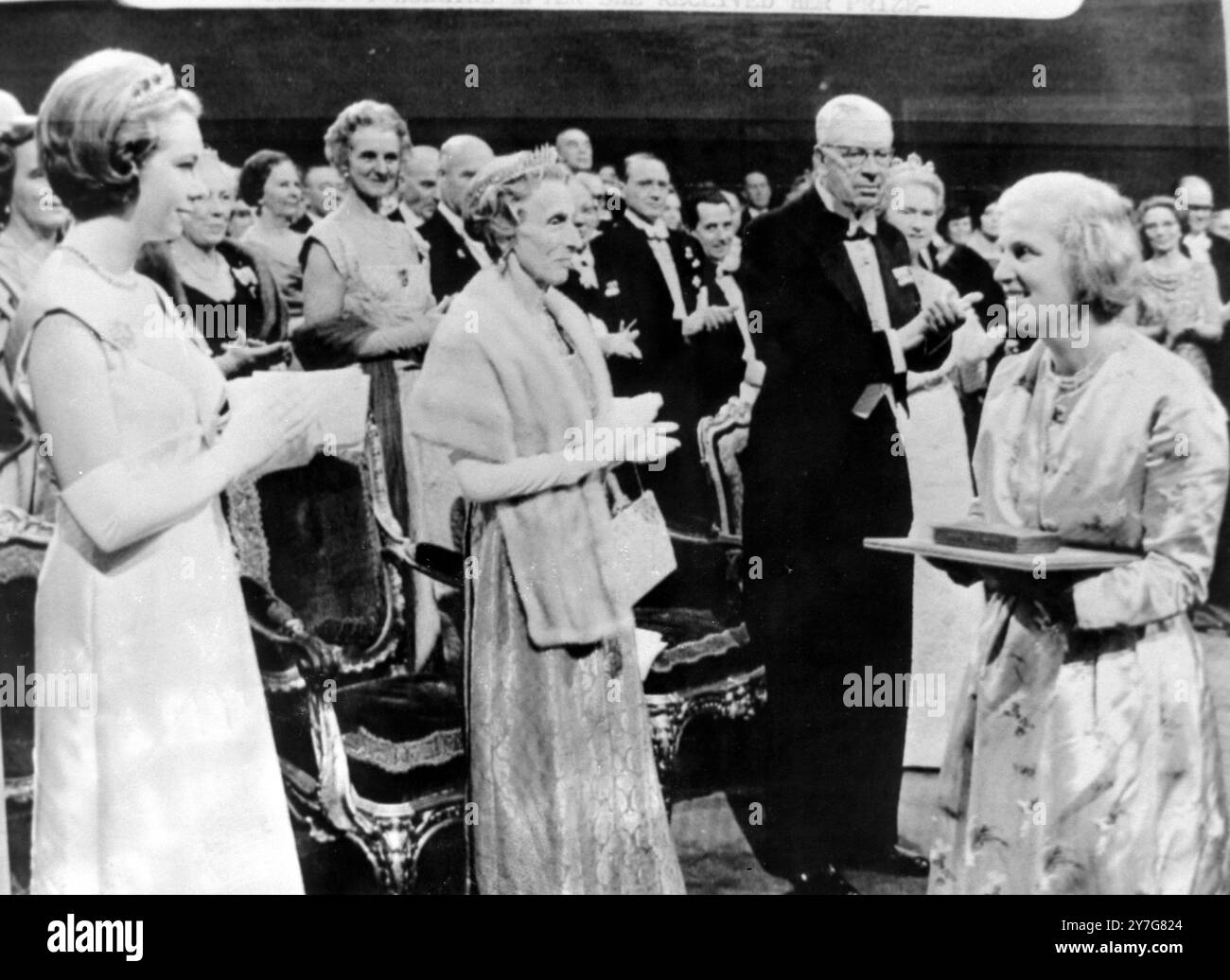 NOBEL PRIZE WINNER PROFESSOR DOROTHY CROWFOOT HODGKIN WITH CROWN KING ...