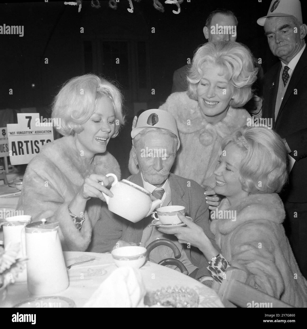 BEVERLEY SISTERS AT BUCKINGHAM PALACE WITH WALTER REED / ; 10 DECEMBER ...