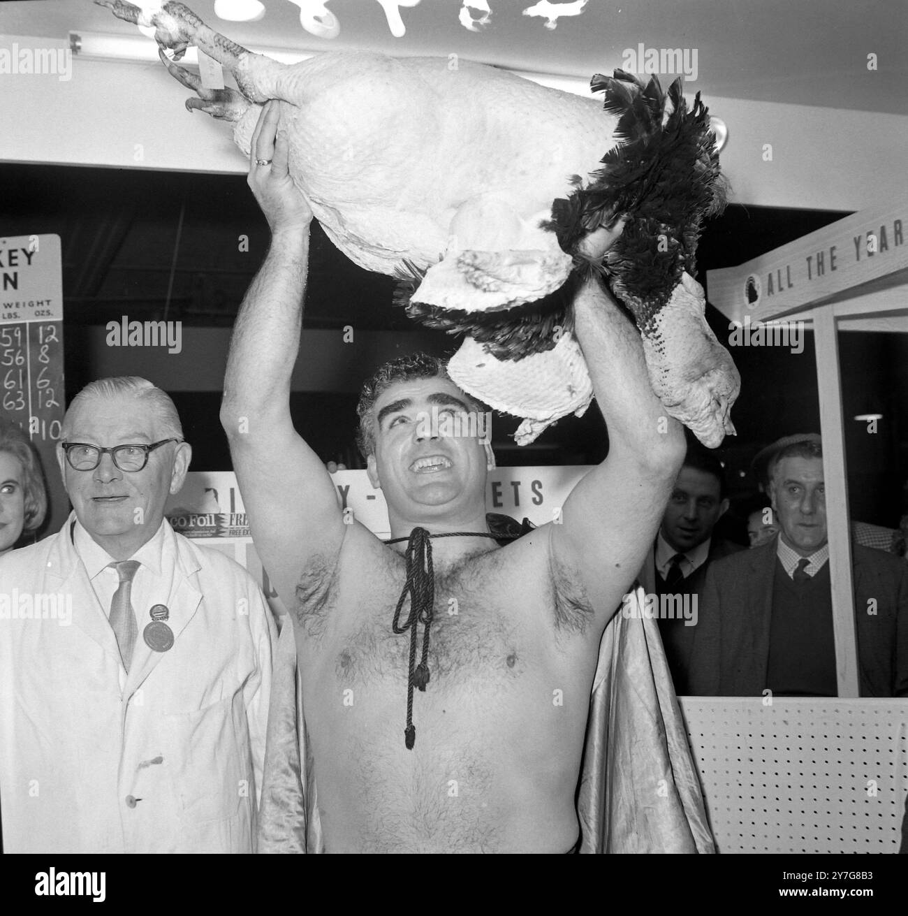 SHOWS POULTRY HEAVIEST TURKEY WITH WRESTLER JOE CORNELIUS IN LONDON ...