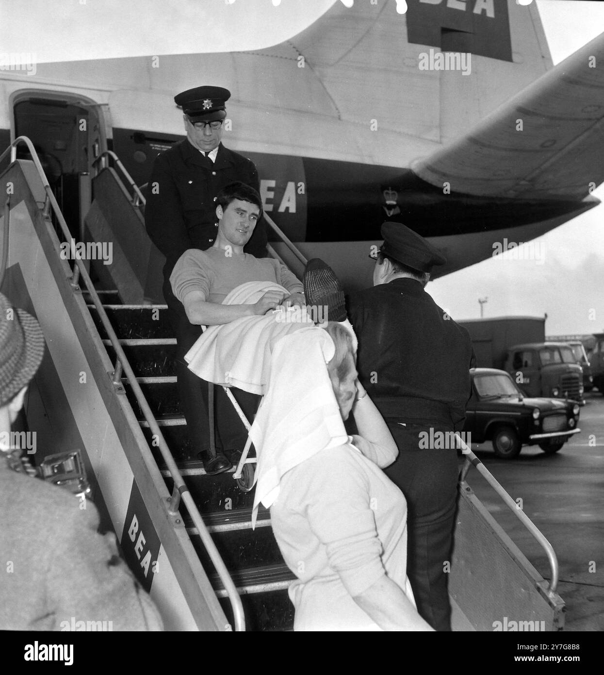 INJURED JIM BAXTER AT LONDON AIRPORT / ; 10 DECEMBER 1964 Stock Photo ...