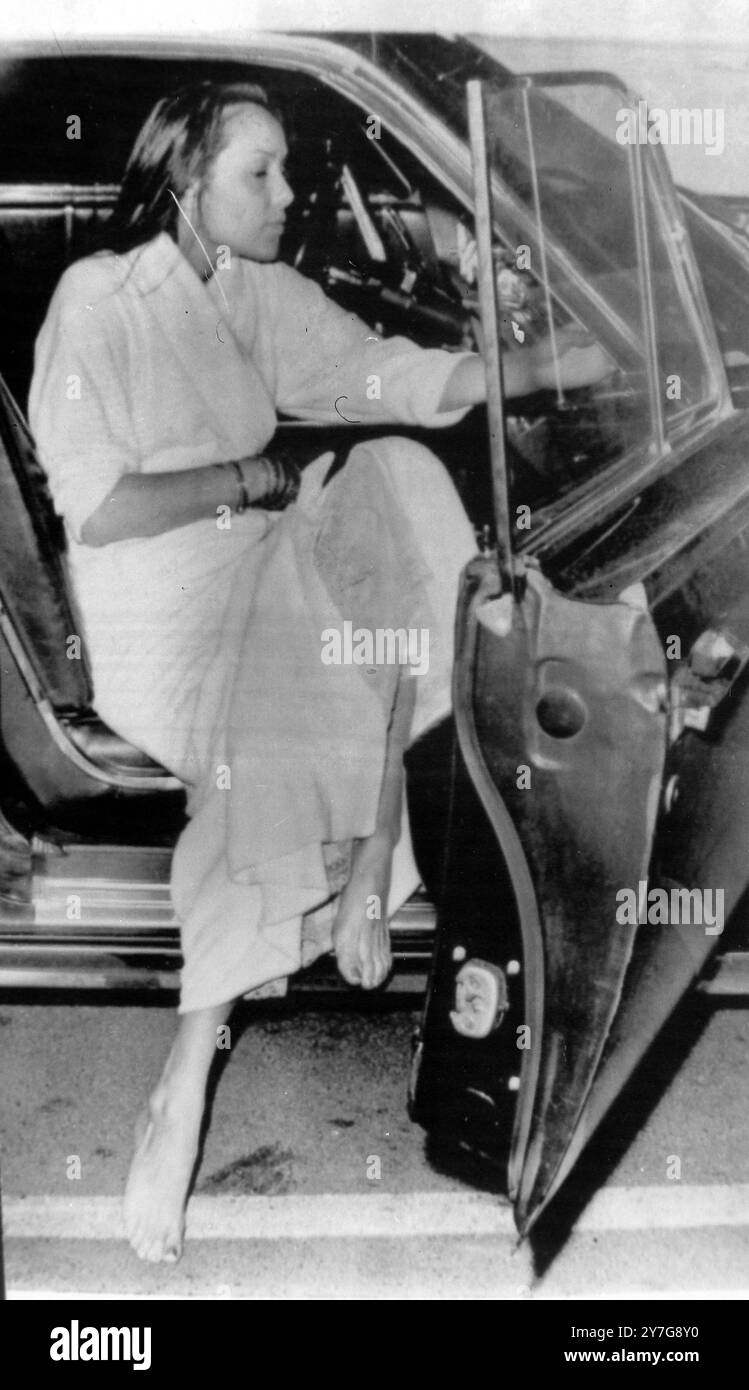 ANNA KASHFI RELEASED FROM JAIL IN CALIFORNIA / ; 8 DECEMBER 1964 Stock ...