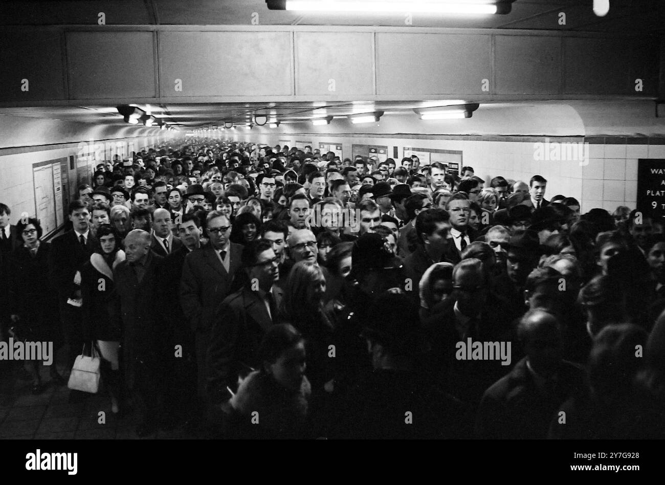 RAILWAYS STATION RUSH HOUR STRATFORD COMMUTERS CHANGE CENTRAL LINE IN ...