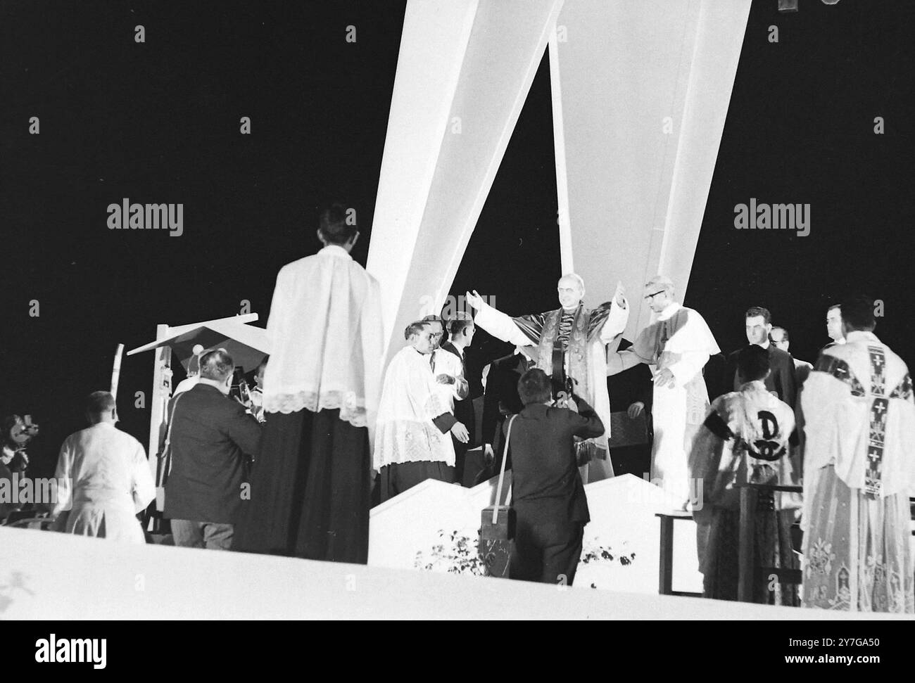 RELIGION POPE PAUL VI BLESSES CROWD WITH INDIAN PRESIDENT SARVEPAALLI ...