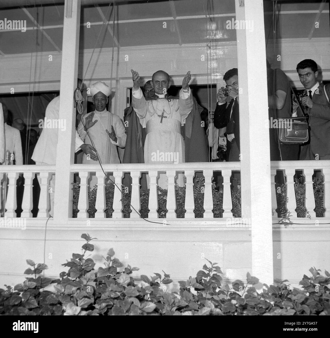 RELIGION POPE PAUL VI BLESSES CROWD WITH INDIAN PRESIDENT SARVEPAALLI ...