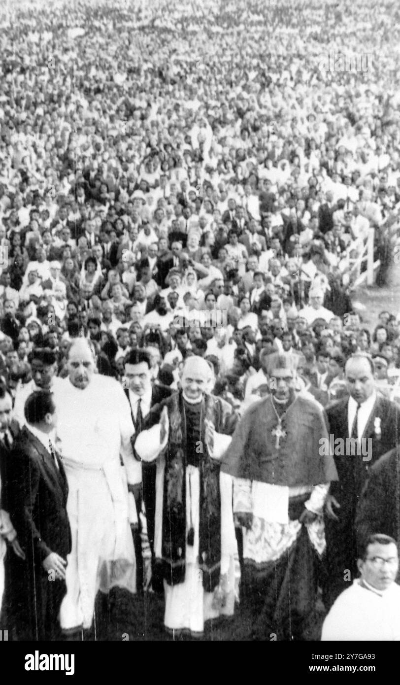 POPE PAUL VI WITH CROWDS IN BOMBAY, INDIA / ; 4 DECEMBER 1964 Stock ...