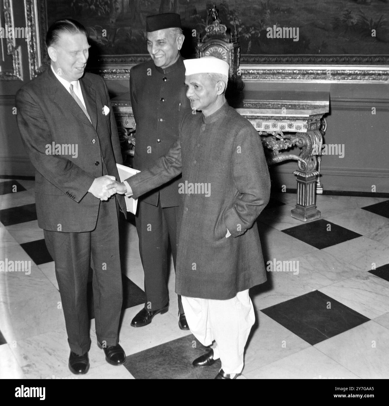 INDIAN PREMIER LAL BAHADUR SHASTRI WITH MEHTA JIVRAJ & ARTHUR BOTTOMLEY ...
