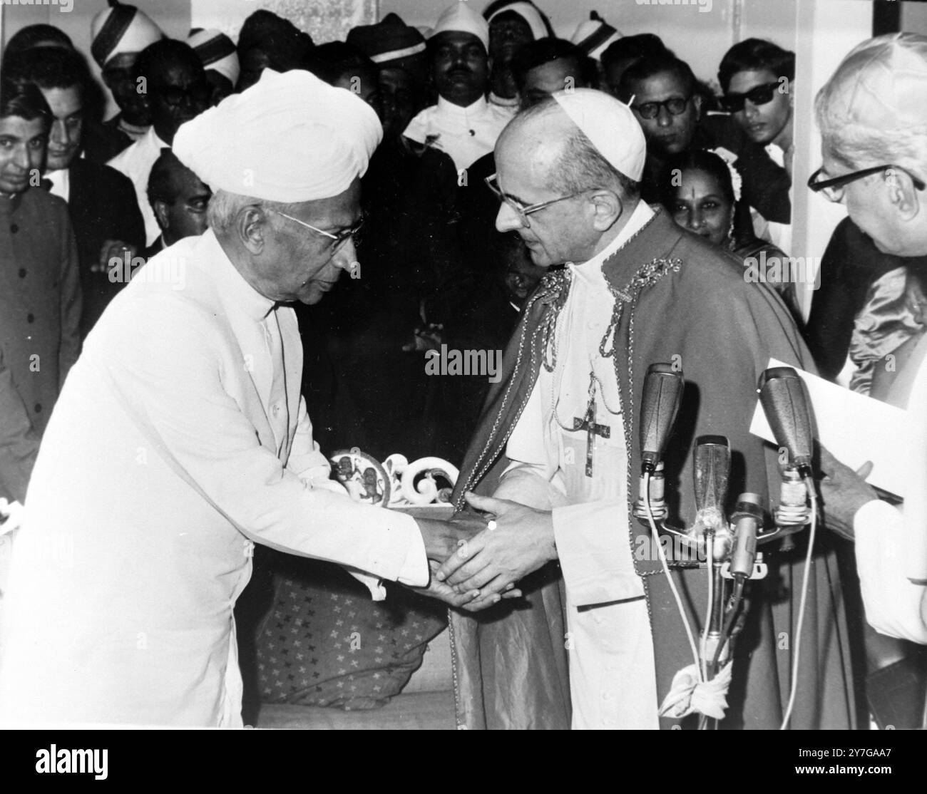 POPE PAUL VI IN BOMBAY WITH INDIAN PRESIDENT SARVEPALI RADHAKRISHNAN IN ...