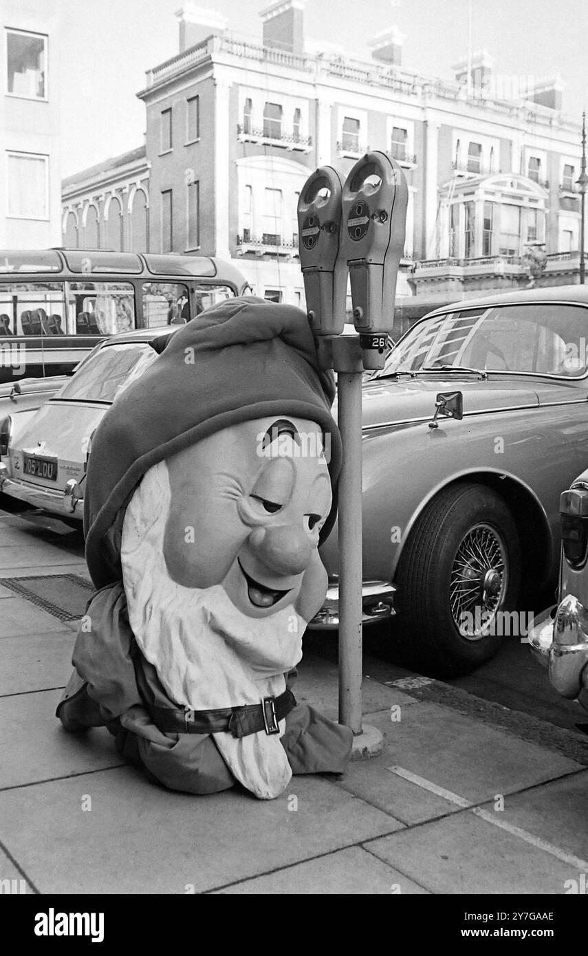 DWARFS SNOW WHITE SLEEPY AT EMI LONDON ; 4 DECEMBER 1964 Stock Photo ...