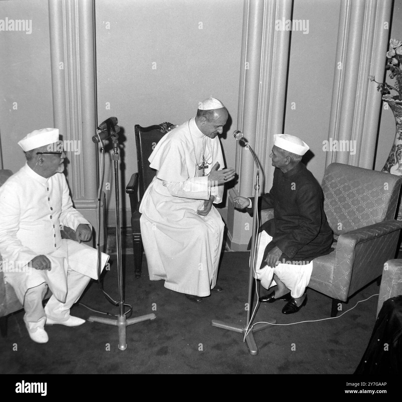 POPE PAUL VI WITH HUSSAIN ZAKIR IN BOMBAY AND INDIAN PREMIER LAL ...