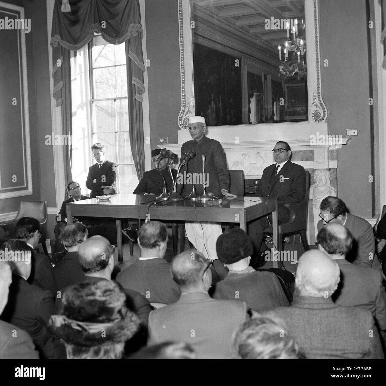 INDIAN PREMIER LAL BAHADUR SHASTRI AT PRESS CONFERENCE IN LONDON / ; 4 ...
