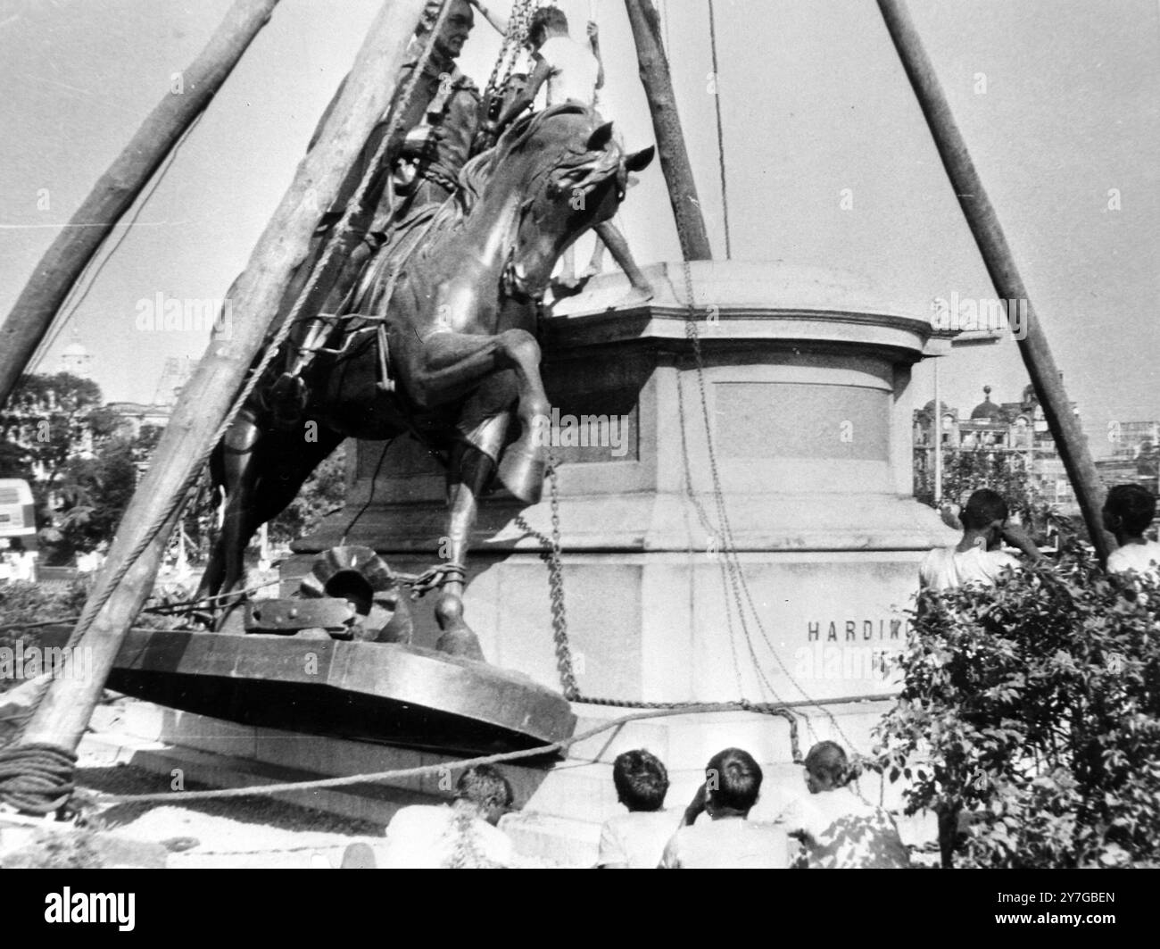 STATUE OF LORD HARDING GOV GEN INDIA STATUE PULLED DOWN IN CALCUTTA ...