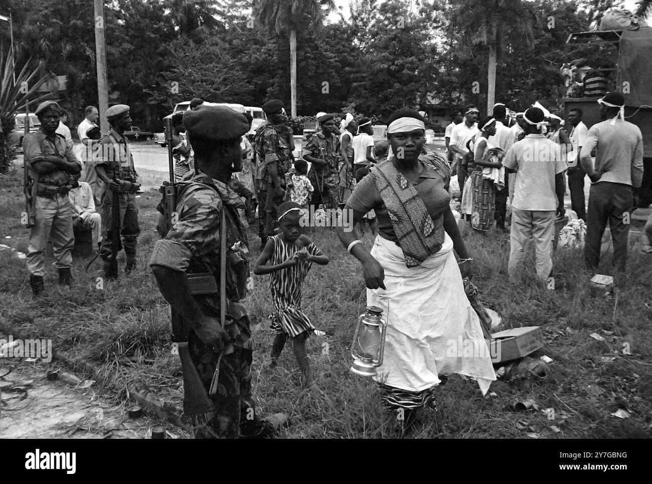 GOVERNMENT TROOPS GUARD CONGOLESE CIVILIANS IN STANLEYVILLE, CONGO ; 27 ...