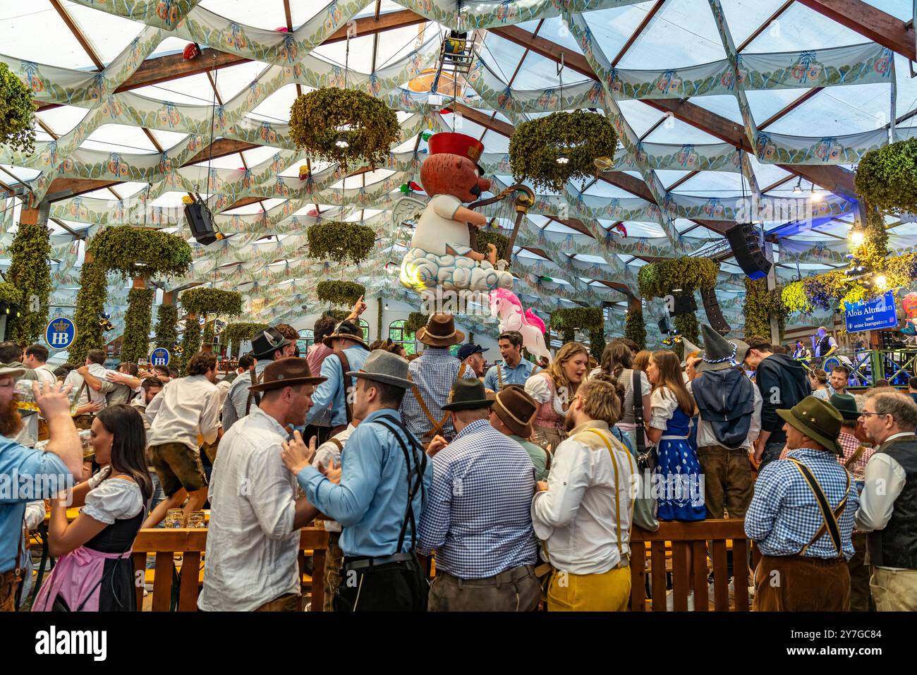 Besucher im Hofbräu Festzelt beim Oktoberfest 2024 in München, Bayern ...