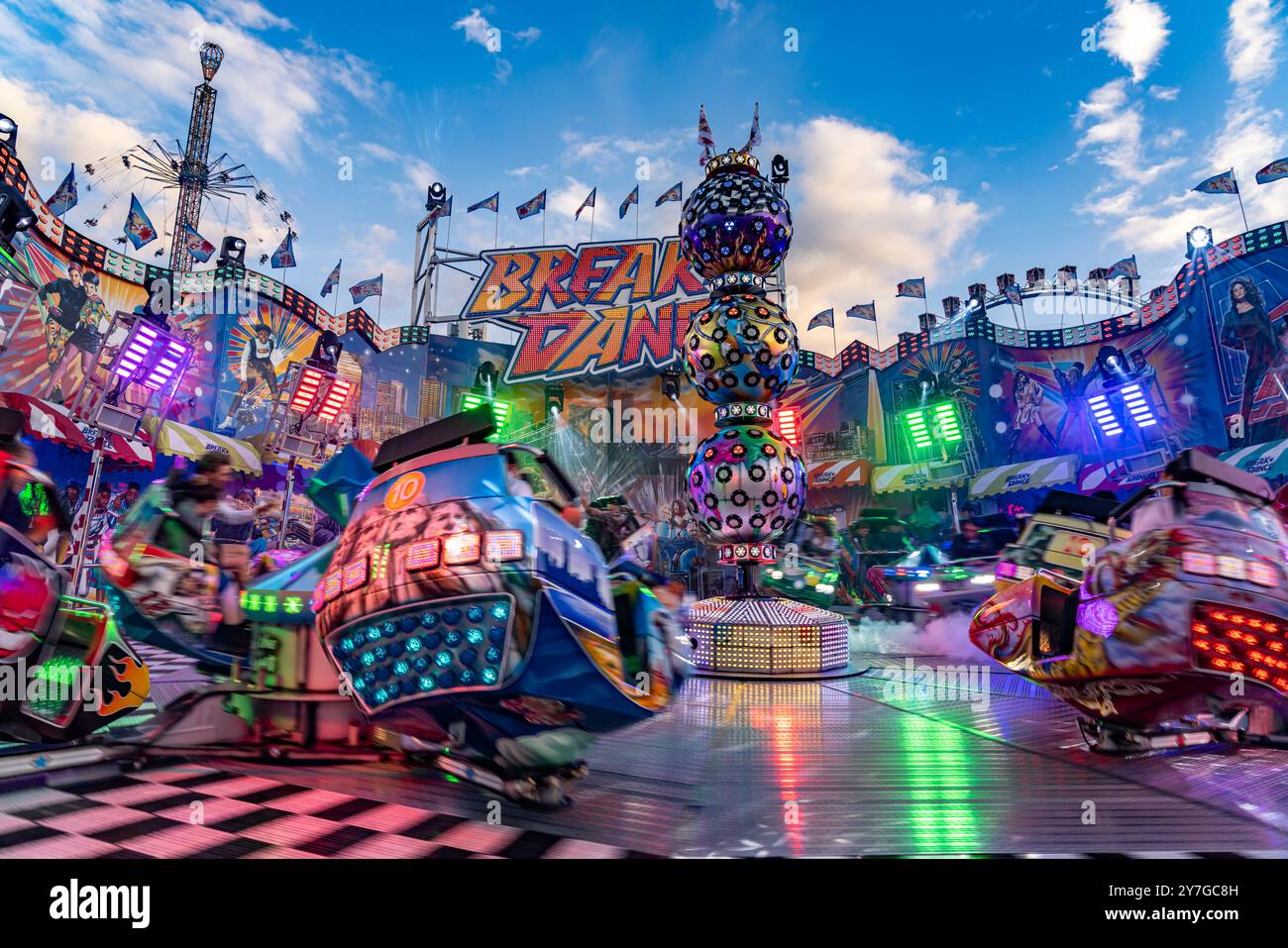 Karussel Breakdance beim Oktoberfest 2024 in München, Bayern ...