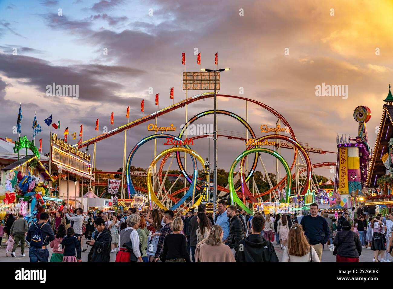 Olympia Looping Achterbahn beim Oktoberfest 2024 in München, Bayern ...