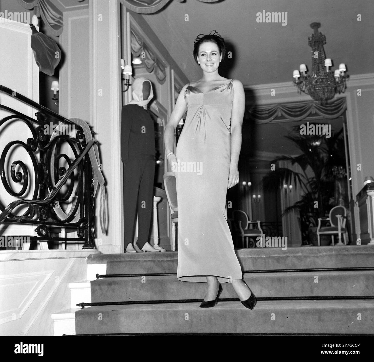 BEAUTY MISS WORLD ANN SIDNEY WEARING DIOR DRESS IN PARIS ; 24 NOVEMBER ...