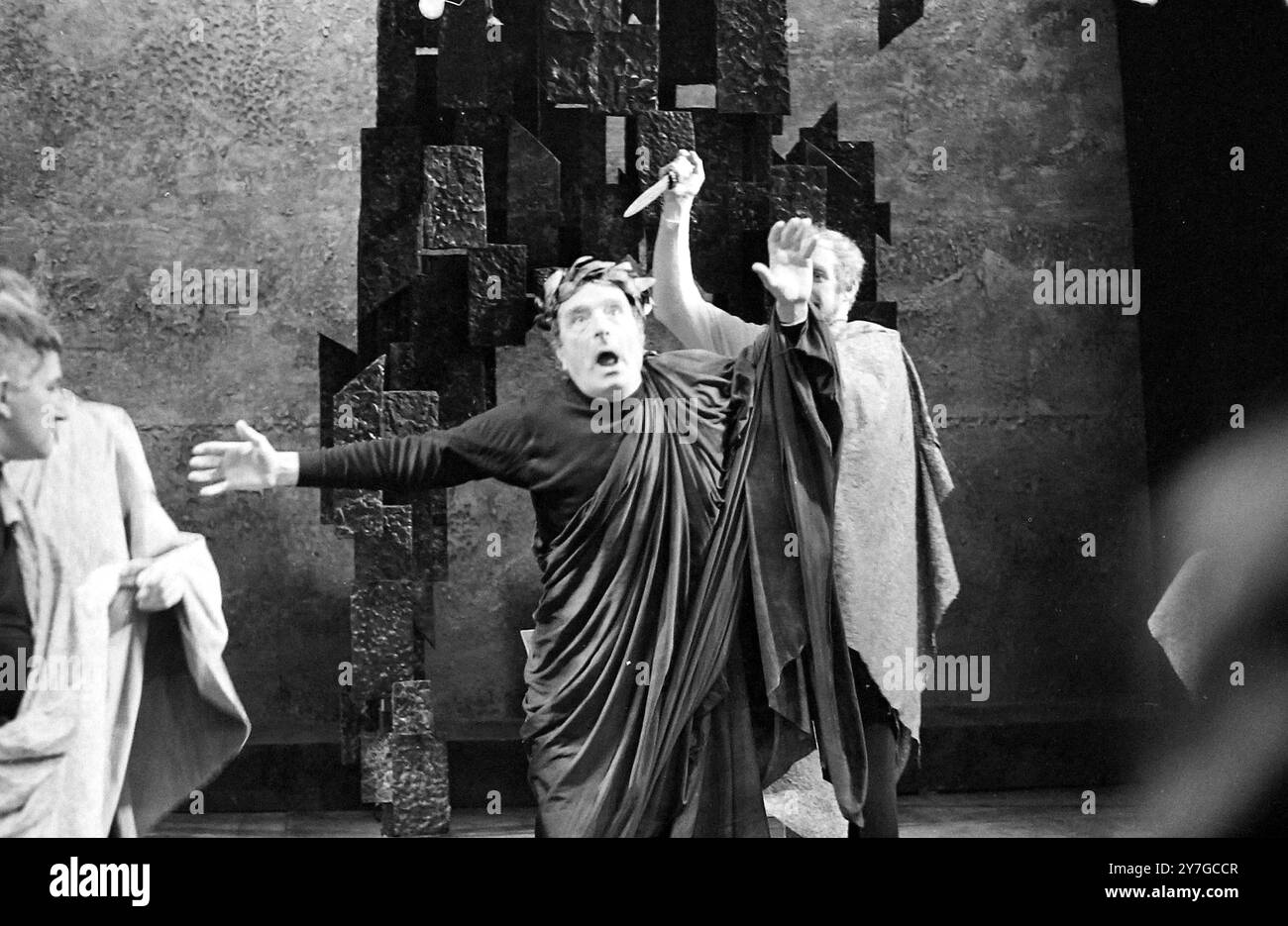 PAUL CURRAN ACTOR JULIUS CAESAR R COURT IN LONDON / ; 24 NOVEMBER 1964 ...