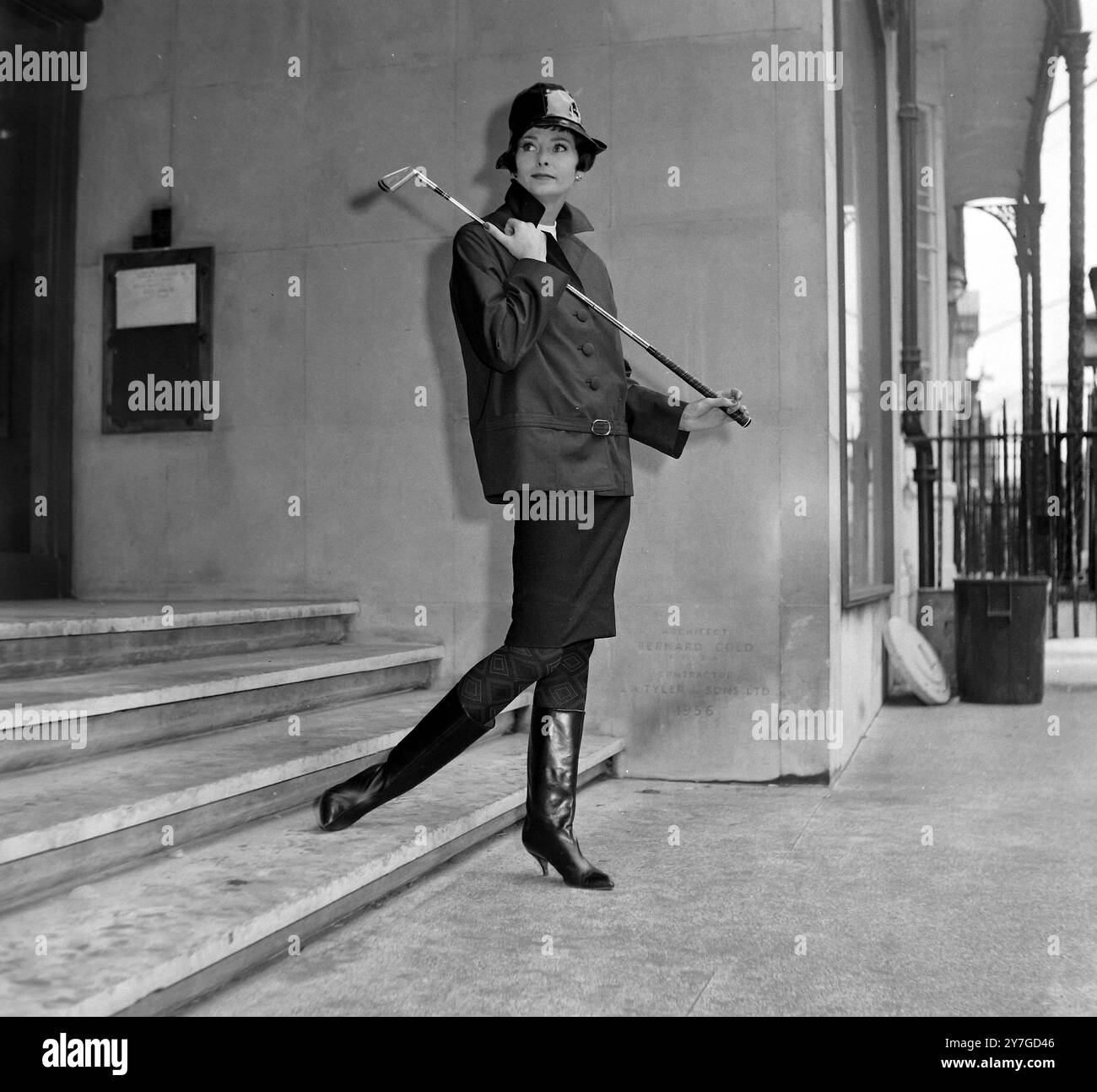 AVRIL HUMPHRIES MODELS MACINTOSH COMPANY CLOTHES / ; 19 NOVEMBER 1964 ...
