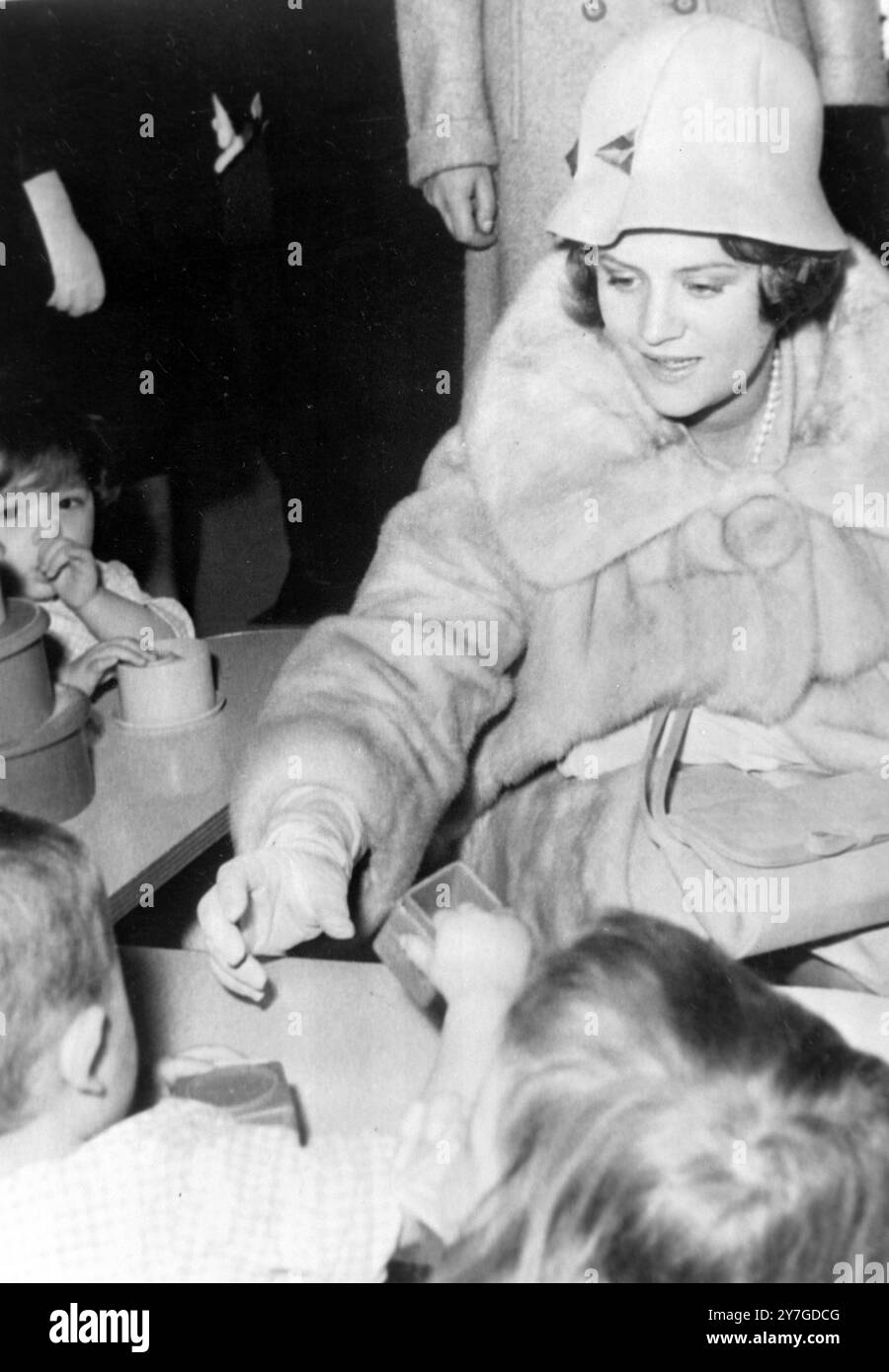 PRINCESS MUNA AT A CHILDRENS CENTRE IN PARIS ; 18 NOVEMBER 1964 Stock ...