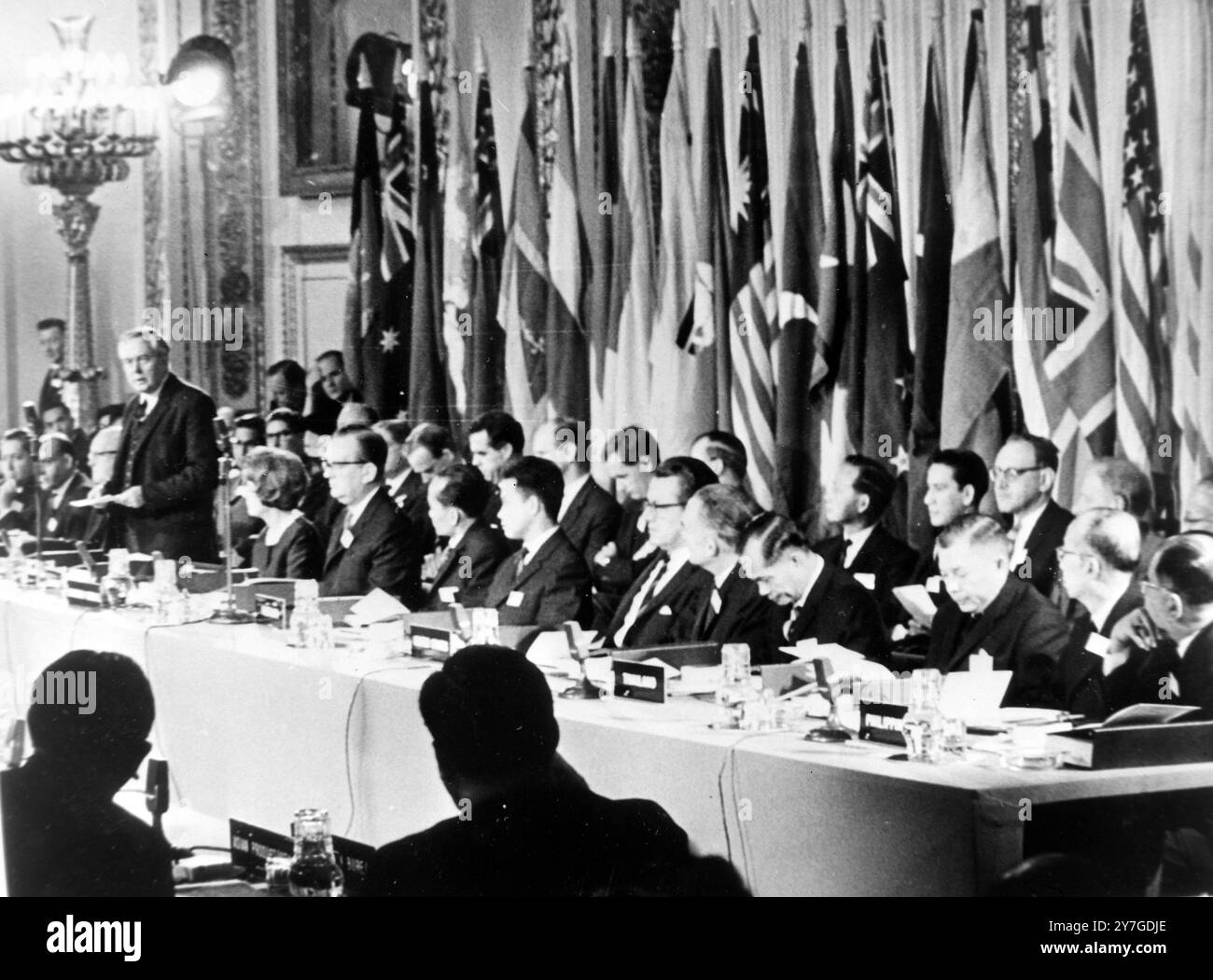 MEETING COLOMBO PLAN IN LONDON WITH HAROLD WILSON ; 17 NOVEMBER 1964 ...