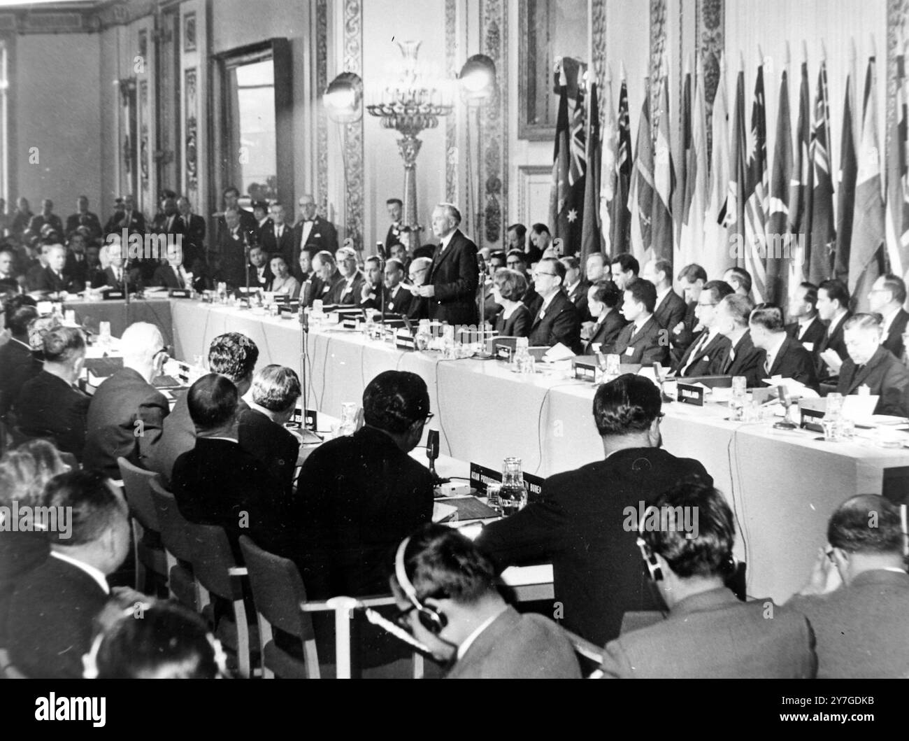 MEETING COLOMBO PLAN IN LONDON WITH HAROLD WILSON ; 17 NOVEMBER 1964 ...