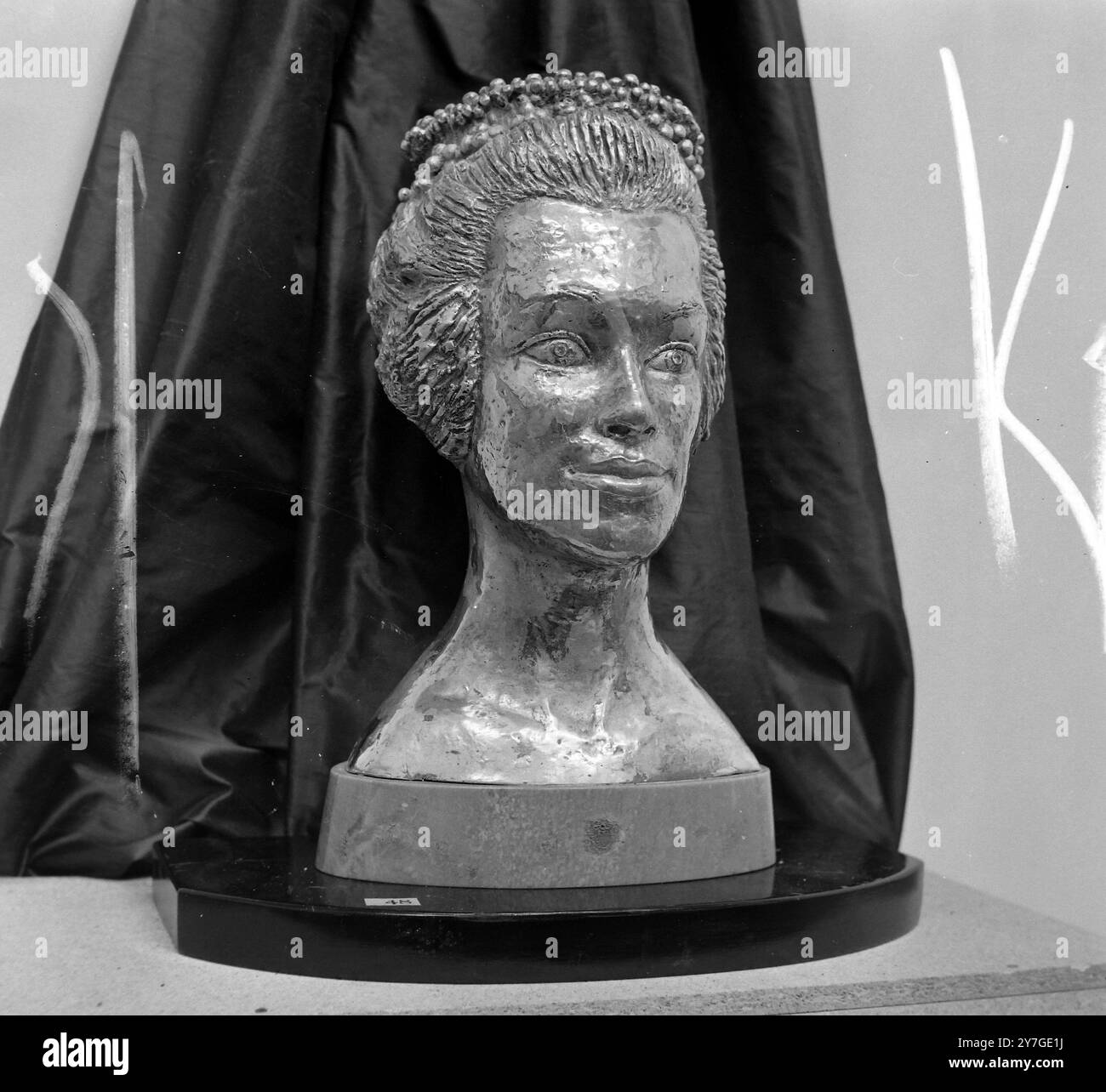 QUEEN ELIZABETH II EXHIBITIONS SOCIETY PORTRAIT SCULPTORS ; 16 NOVEMBER ...
