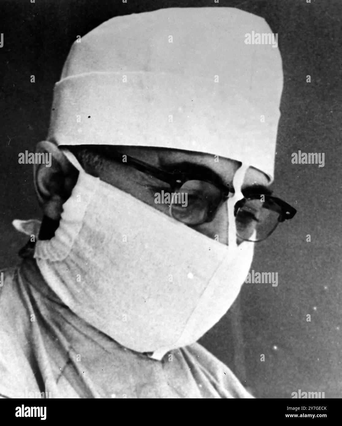 MEDICAL SOVIET SURGEON PERFORMING AN OPERATION IN MOSCOW ; 13 NOVEMBER ...