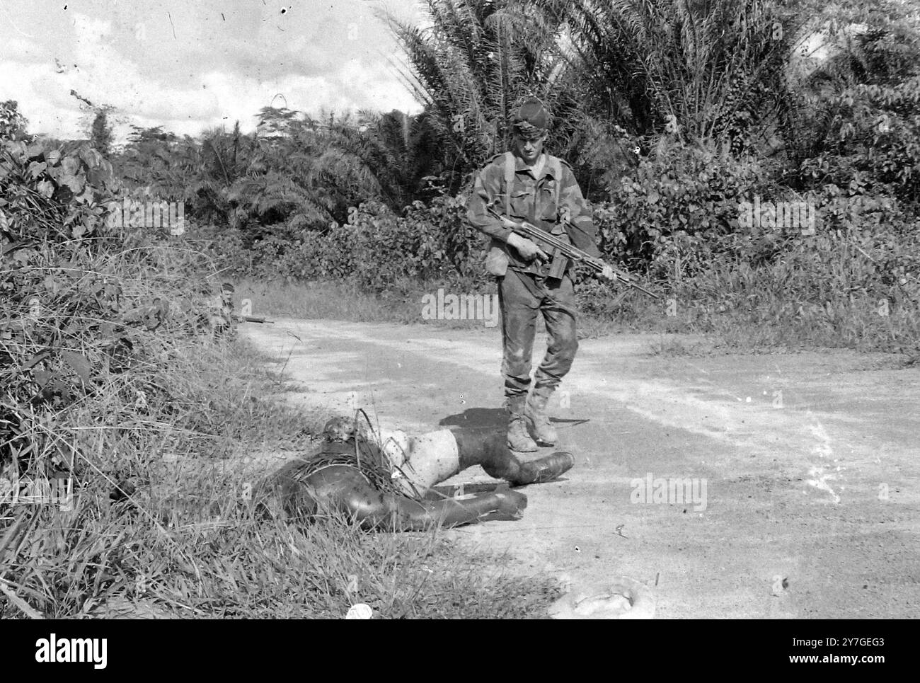MERCENARIES WHITE MERCENARY LOOK AT BODY OF REBEL IN CONGO REPUBLIC ...