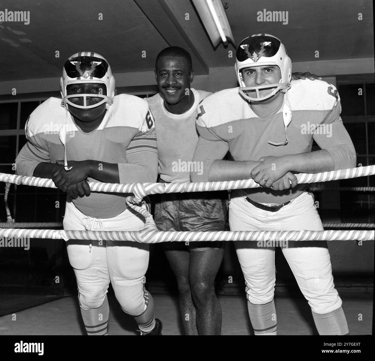 BOXING ROGER RISCHER SPARRING JOE BLOOMS GYMNASIUM IN LONDON / ; 12 ...