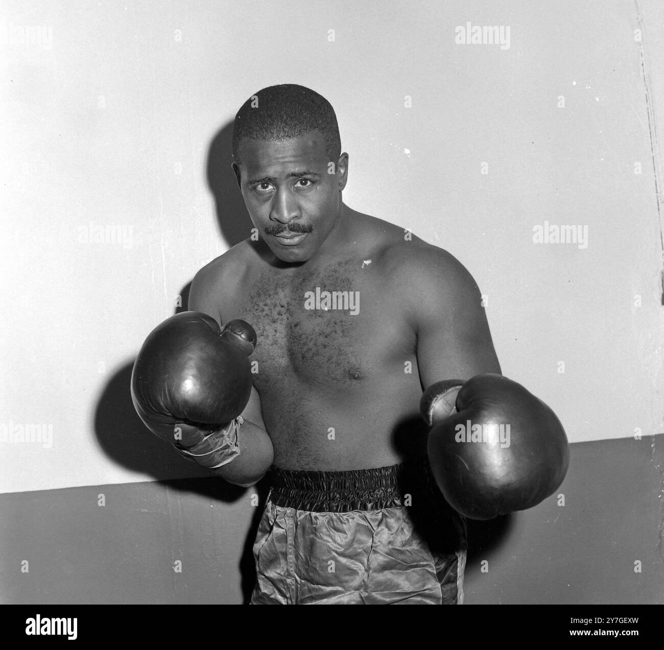 BOXING ROGER RISCHER SPARRING JOE BLOOMS GYMNASIUM IN LONDON ; 12 ...