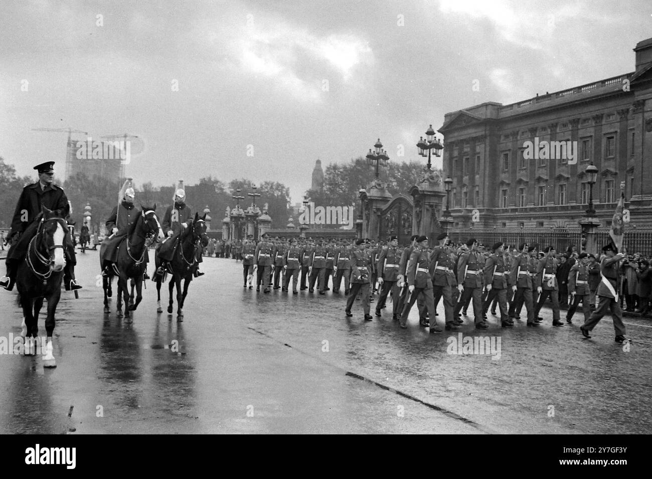 BUCKINGHAM PALACE CHANGING THE GUARD IN LONDON ; 12 NOVEMBER 1964 Stock ...