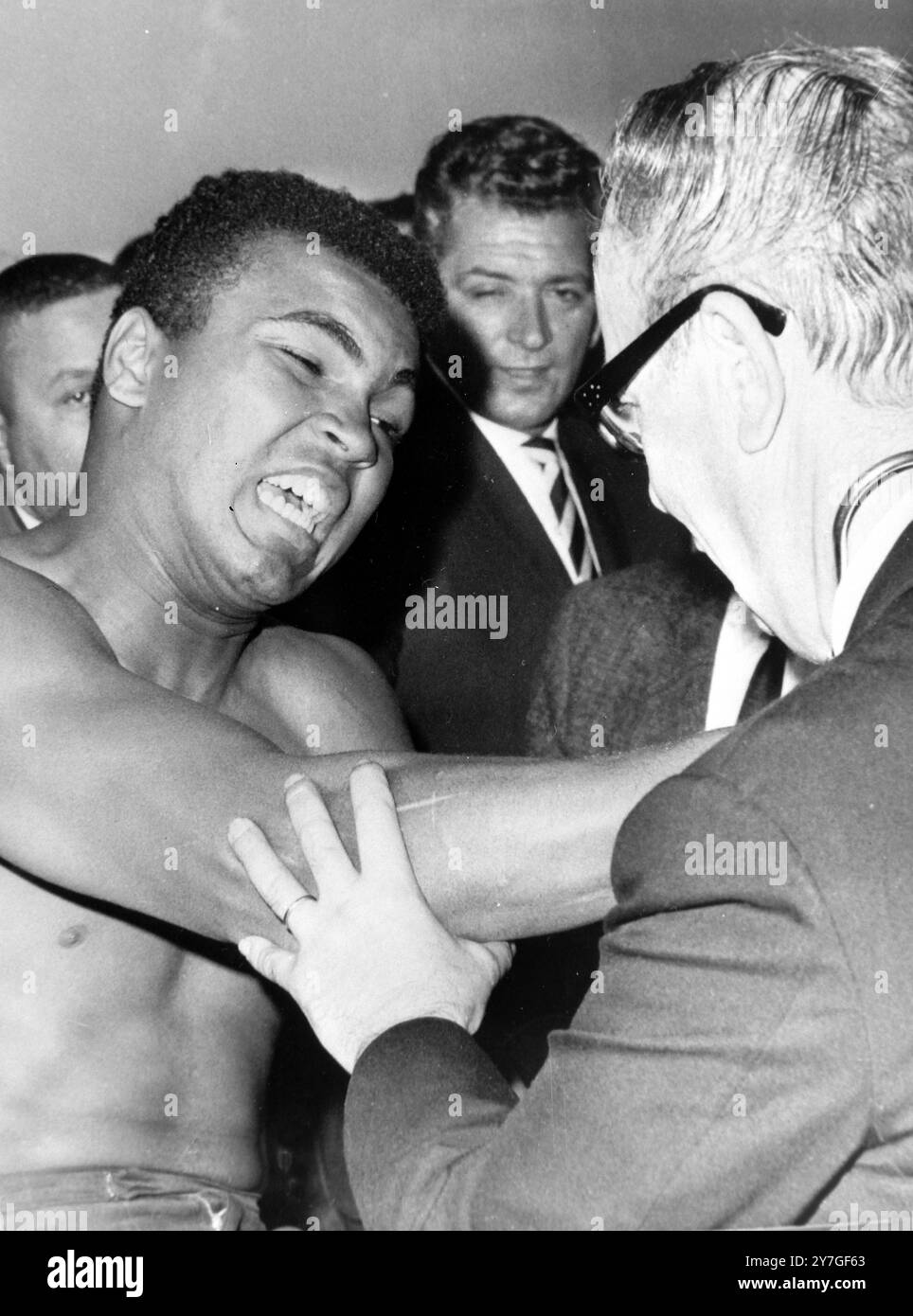 NATHAN SHAPIRO N DOCTOR EXAMINED AMERICAN BOXING CHAMPION CASSIUS ...