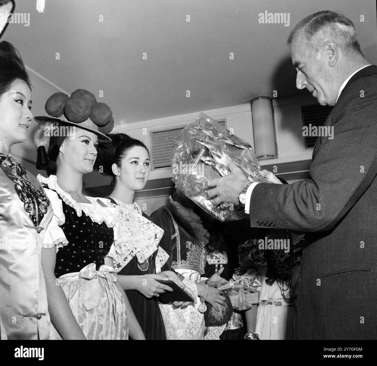 BEAUTIES LINDA LIN HERN JULIANE DAVIS LYDIA WITH EARL MOUNTBATTEN OF ...