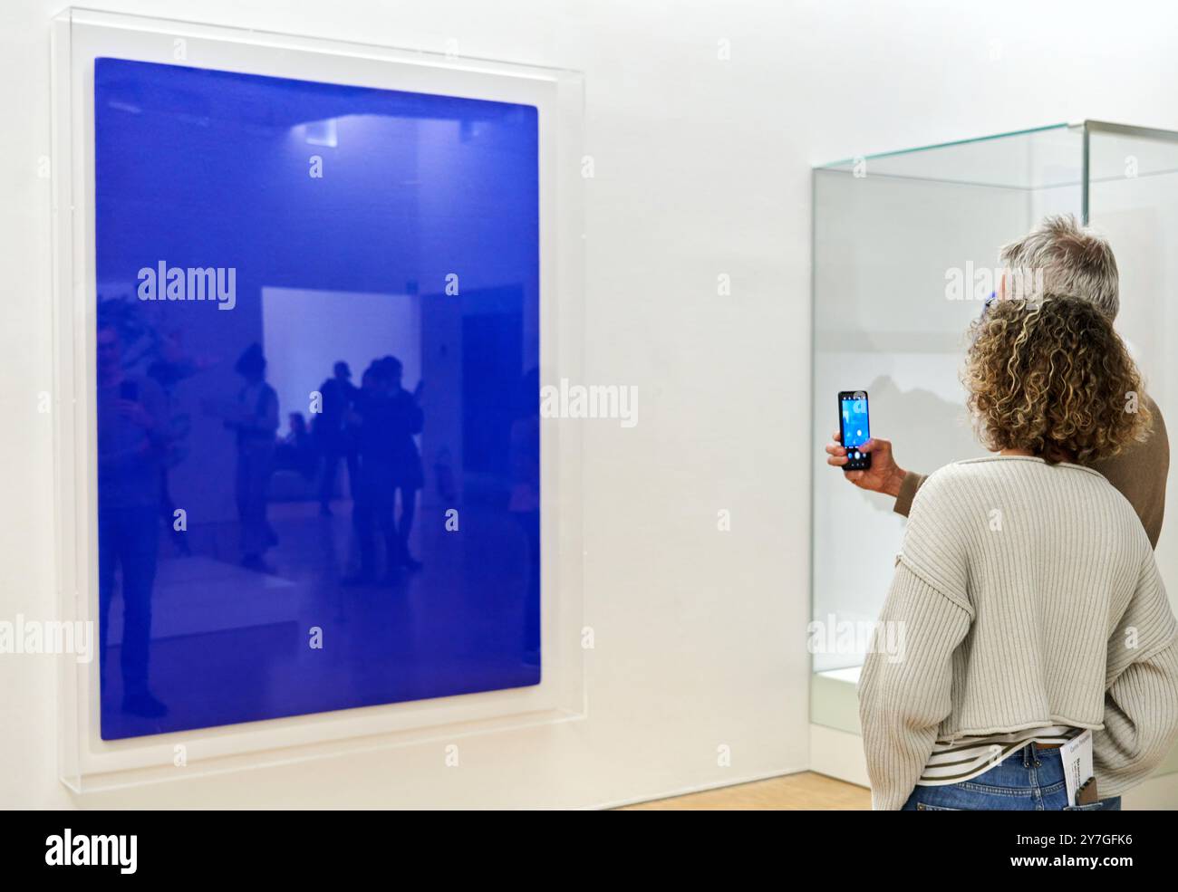 Visitors taking photos, IKB 3, Monochrome bleu, 1960, Yves Klein, 1928 ...