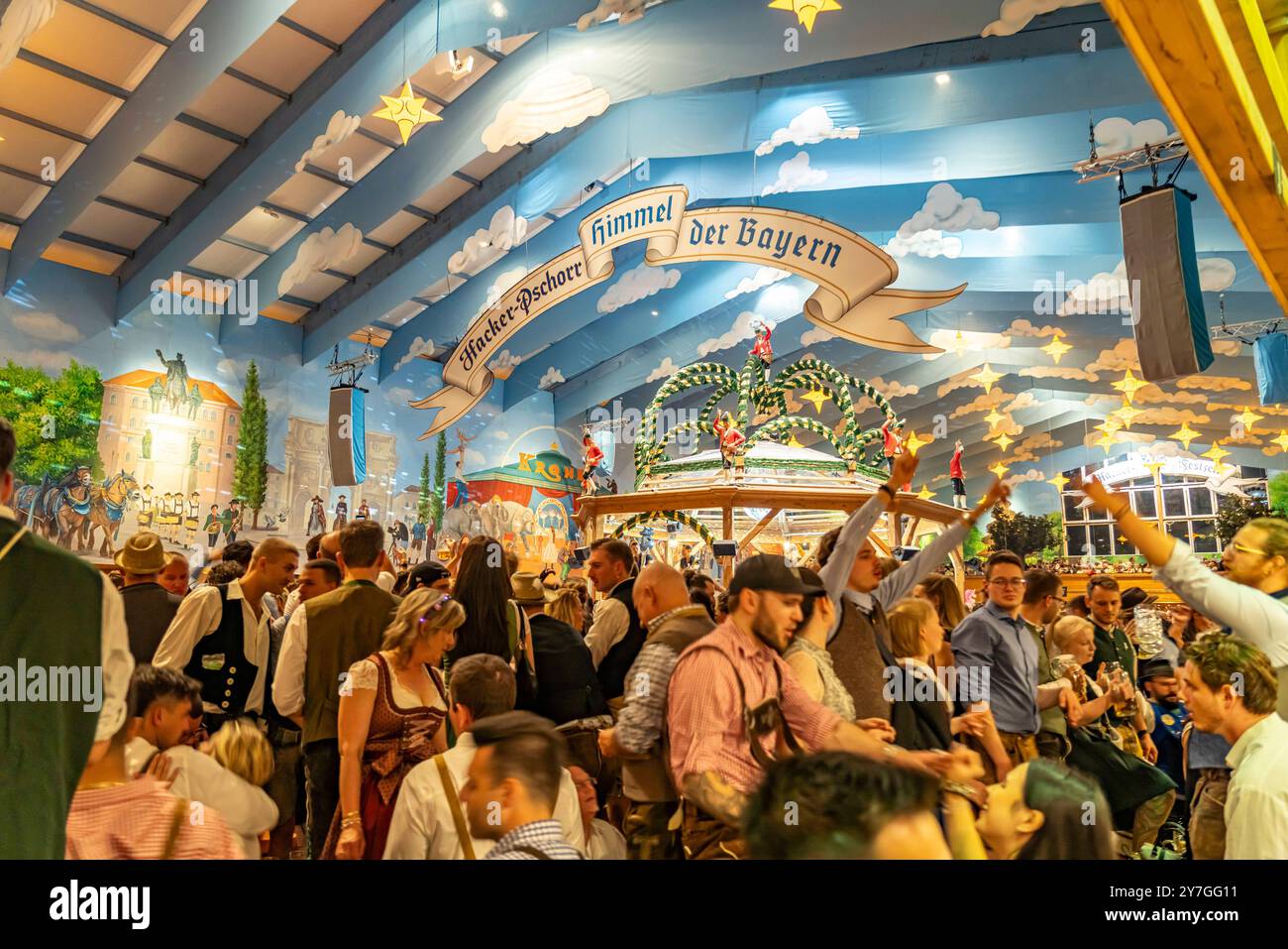 Hacker Pschorr Festzelt Besucher im Hacker Pschorr Festzelt beim ...