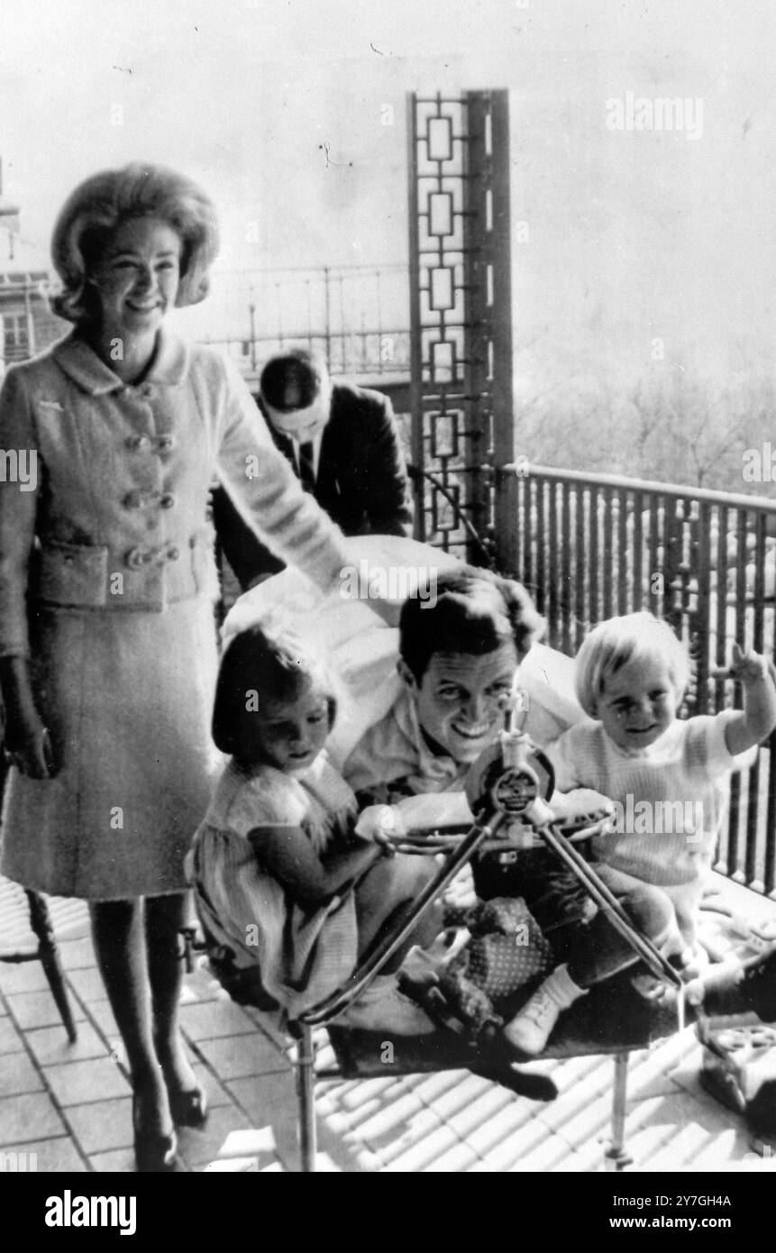 EDWARD KENNEDY WITH FAMILY IN BOSTON / ; 4 NOVEMBER 1964 Stock Photo ...